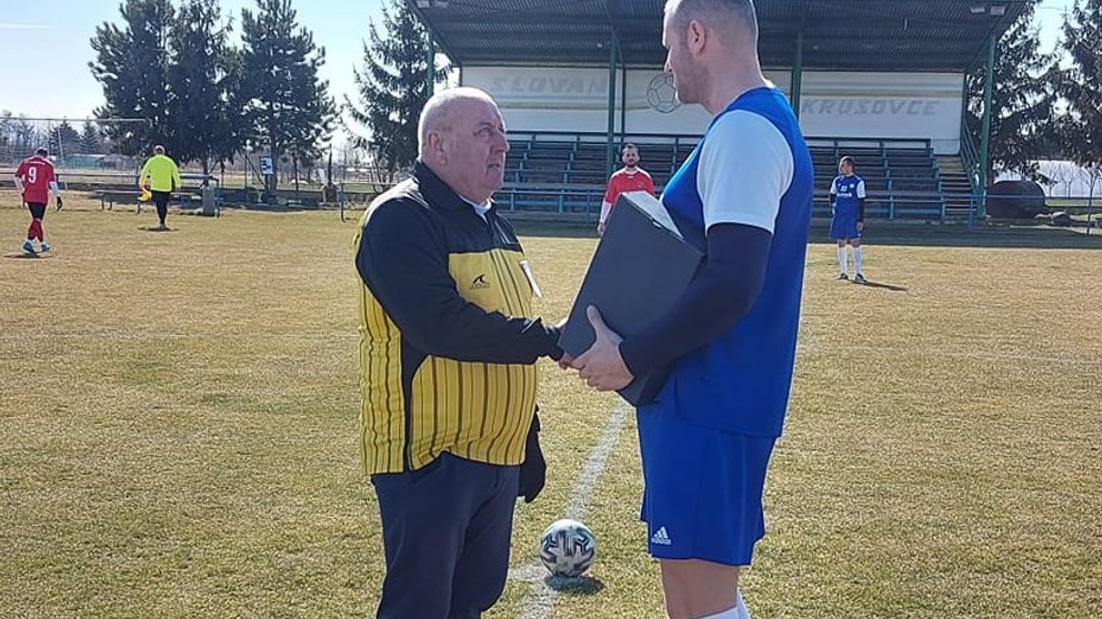 Rozhodca Peter Tomka z ObFZ Topoľčany oslávil sedemdesiat rokov. | SPORTNET